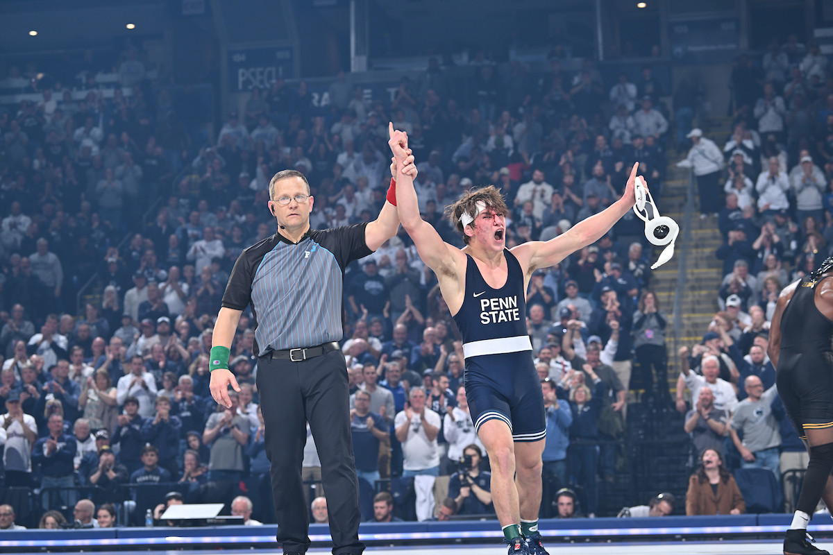 Penn State Wrestling Dominates Iowa 30-8 in B1G Wrestling Showdown ...